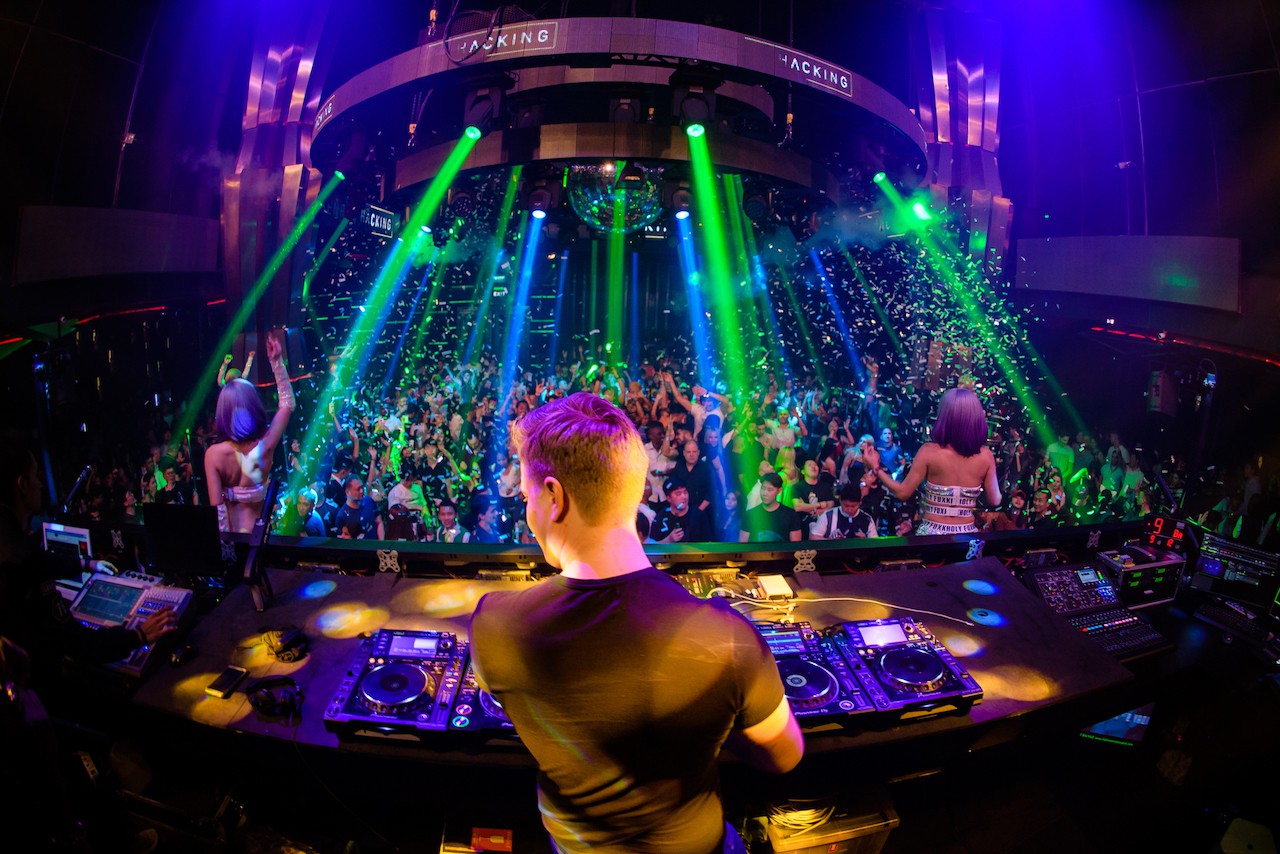 Henry Hacking at Insanity Nightclub | Siam2nite