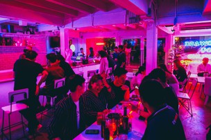 10 บาร์นีออนทั่วกรุงเทพฯ น่าแวะไปดื่ม แชะ ชิม ชิลสักครั้ง | Siam2nite