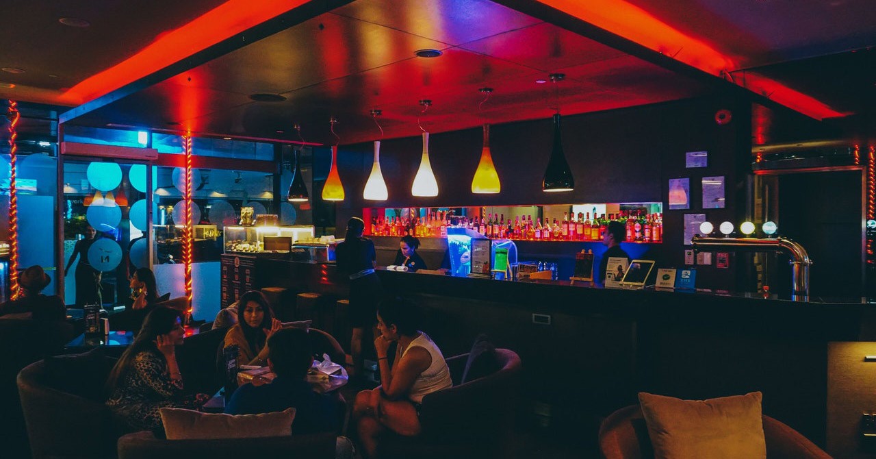 Dee Lounge and Beer Garden - Bar (Pathum Wan, Bangkok) | Siam2nite
