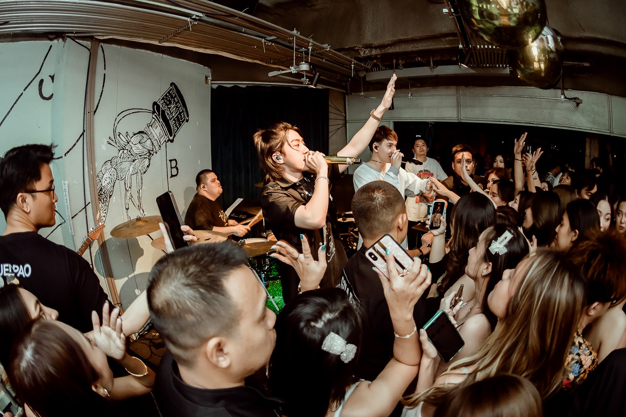 บรรยากาศคอนเสิร์ต GAVIN.D x CDGuntee ที่ร้าน Dr.Fetch | Siam2nite