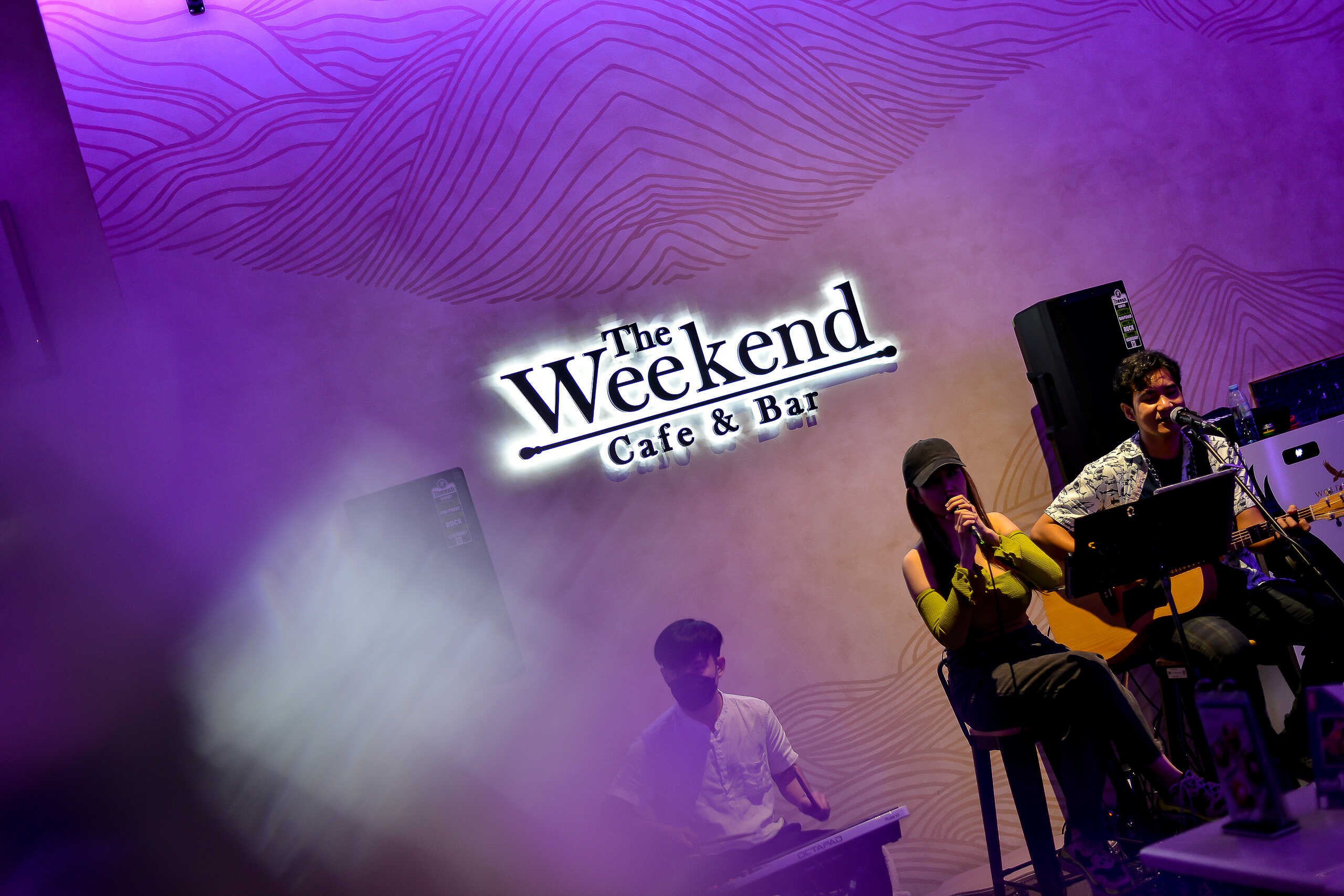 Friday Night at The Weekend Cafe & Bar | Siam2nite