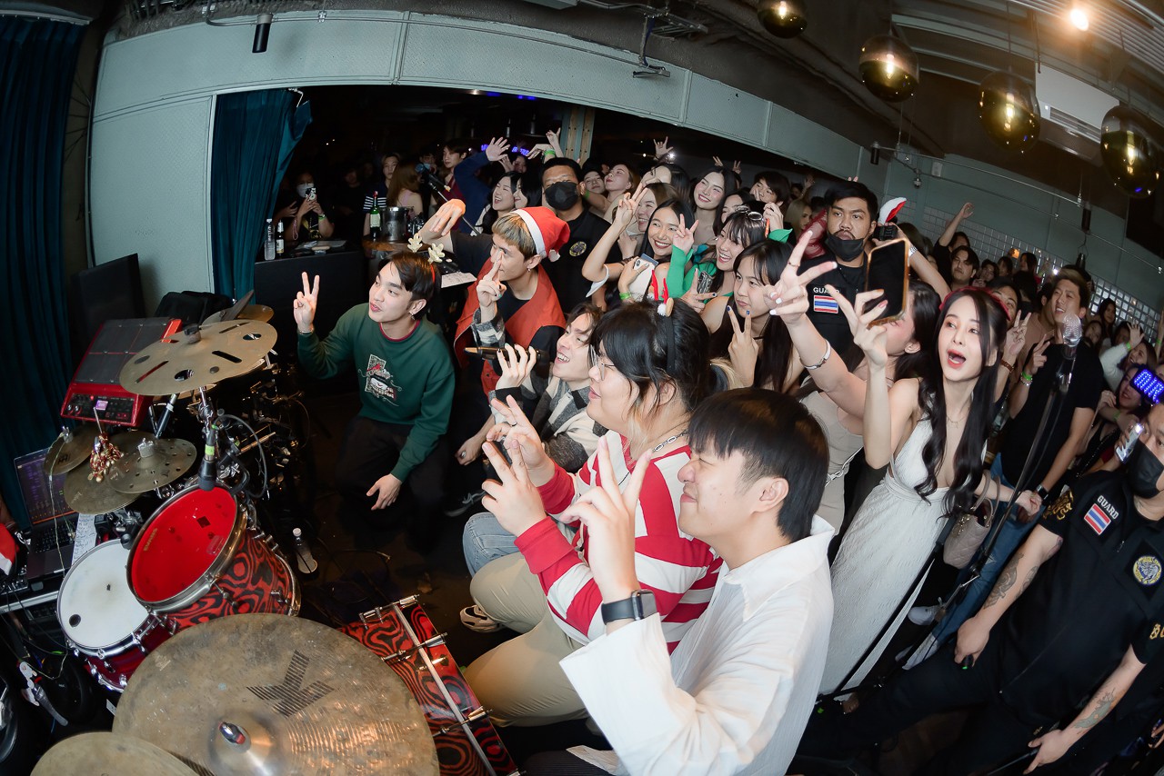 MIRRR'Y Christmas at Dr.Fetch | Siam2nite