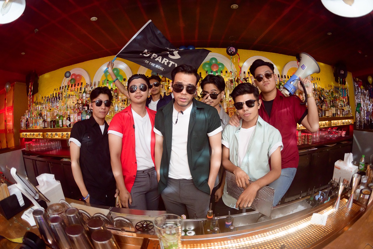 2499 - Revo Gangsters at Revolucion Cocktail | Siam2nite